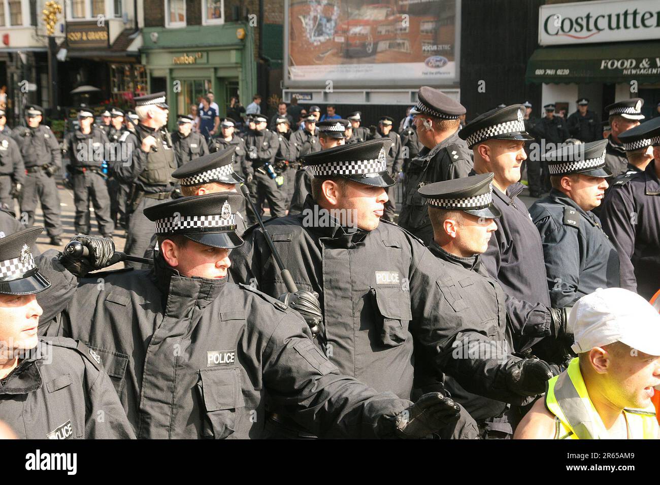 Right wing extremists from the English Defence League (EDL) face off in ...