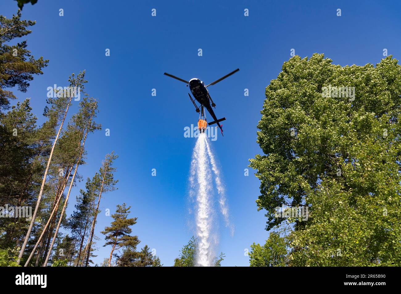 Base commander Trond Oevland and loader Svea Boehm test the fire ...