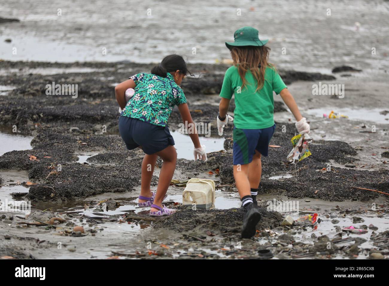 Suva, Fiji. 7th June, 2023. Students collect trash at a beach in Suva ...