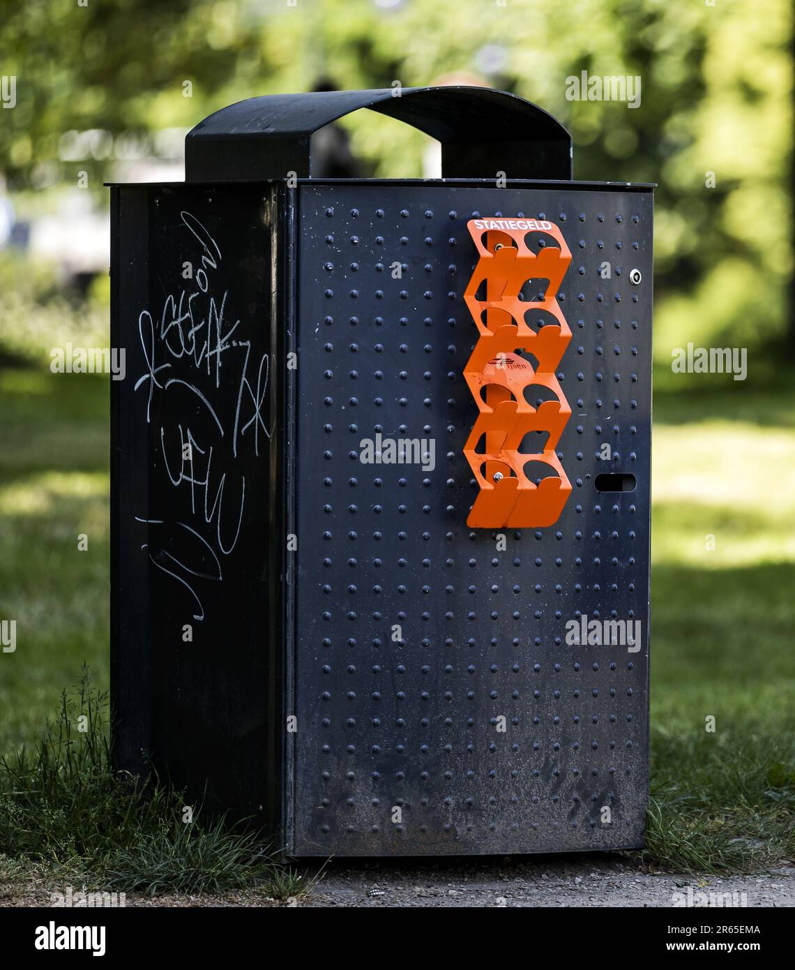 Statiegeldblikjes hi-res stock photography and images - Alamy