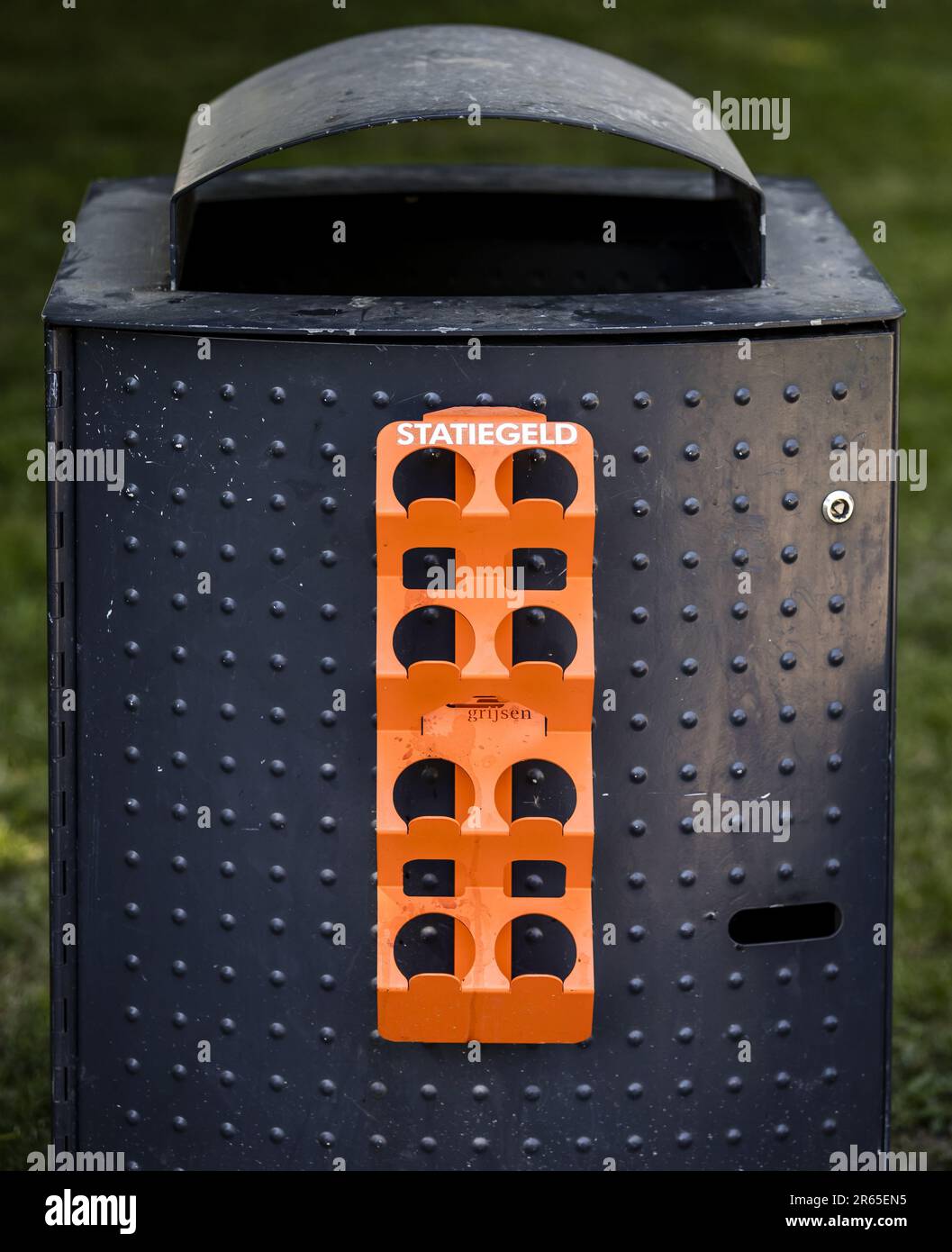 Statiegeldblikjes hi-res stock photography and images - Alamy