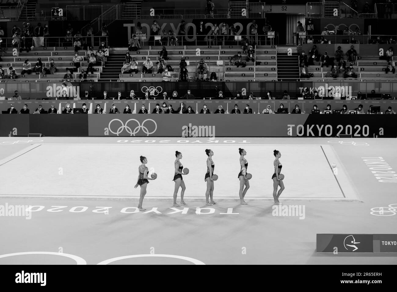 Gold medal 2020 summer olympics Black and White Stock Photos & Images ...