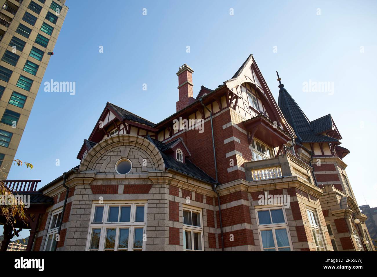 Friendship building hi-res stock photography and images - Alamy