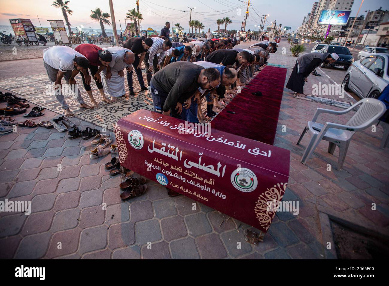 Gaza, Palestine. 05th June, 2023. Palestinian Muslims perform maghrib ...