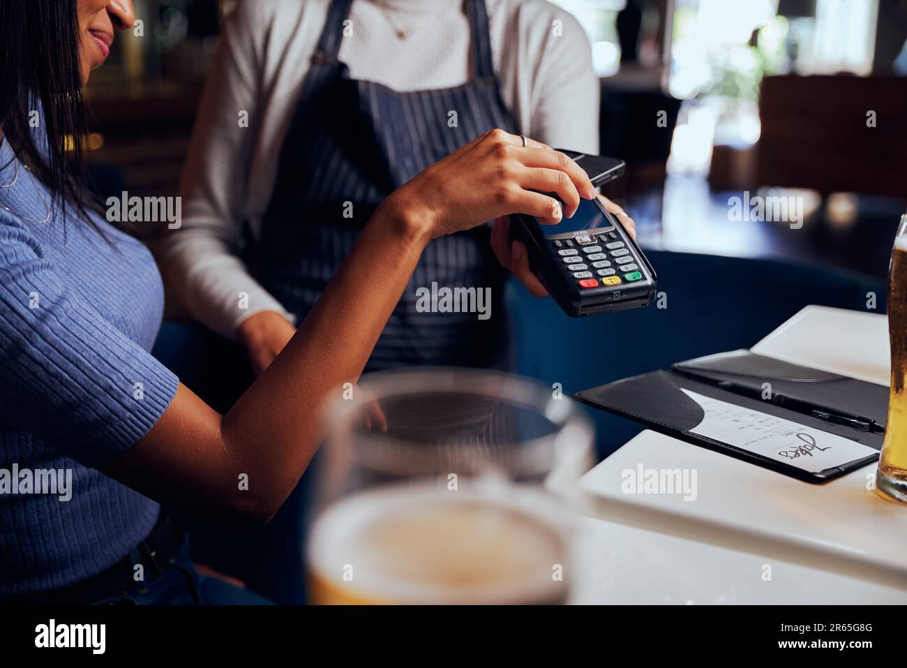 Woman group people paying bill hi-res stock photography and images - Alamy