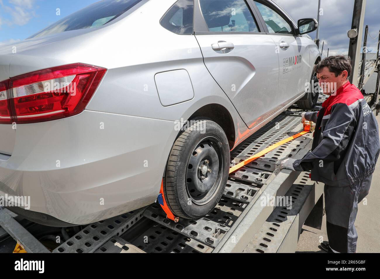 June 07.2023. Russia. Moscow oblast. Loading a car onto a car carrier ...