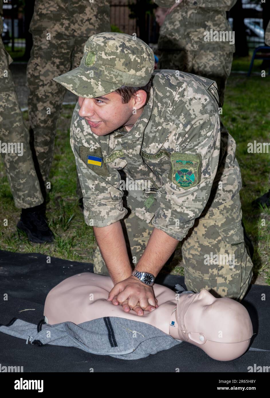 Kiev cadet children show first aid techniques to victims. Kyiv's ...