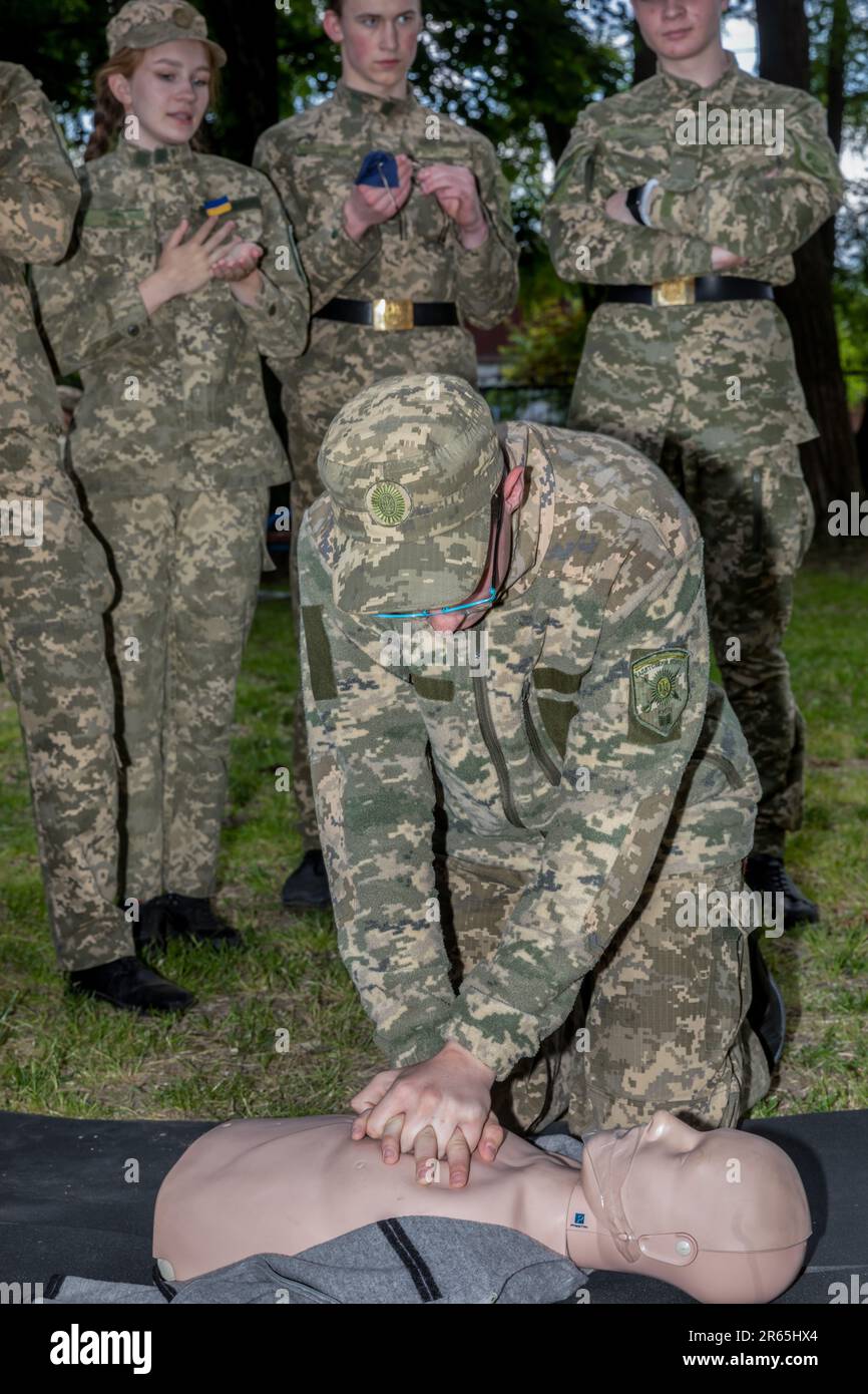 Kiev cadet children show first aid techniques to victims. Kyiv's ...
