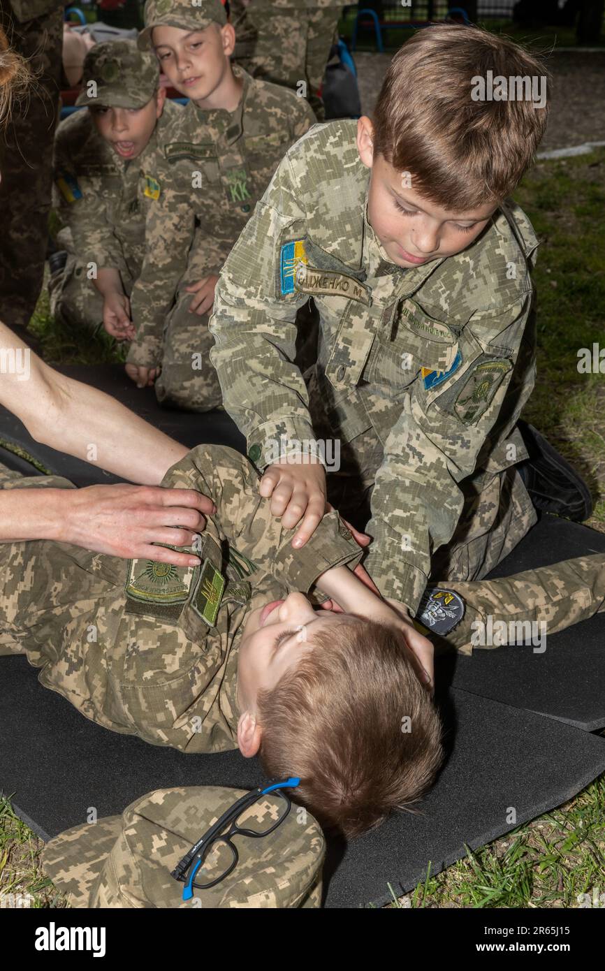 Kiev cadet children show first aid techniques to victims. Kyiv's ...