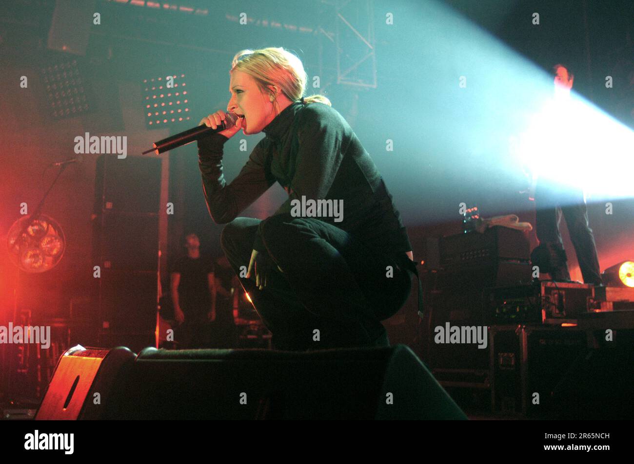 Milan Italy 2003-04-07 : Sandra Nasić singer of Guano Apes in concert ...