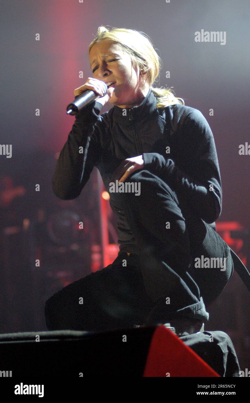 Milan Italy 2003-04-07 : Sandra Nasić singer of Guano Apes in concert ...