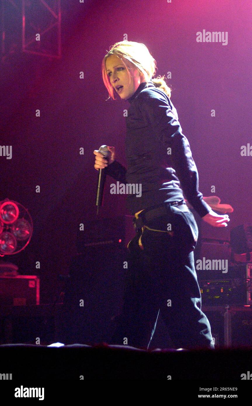 Milan Italy 2003-04-07 : Sandra Nasić singer of Guano Apes in concert ...