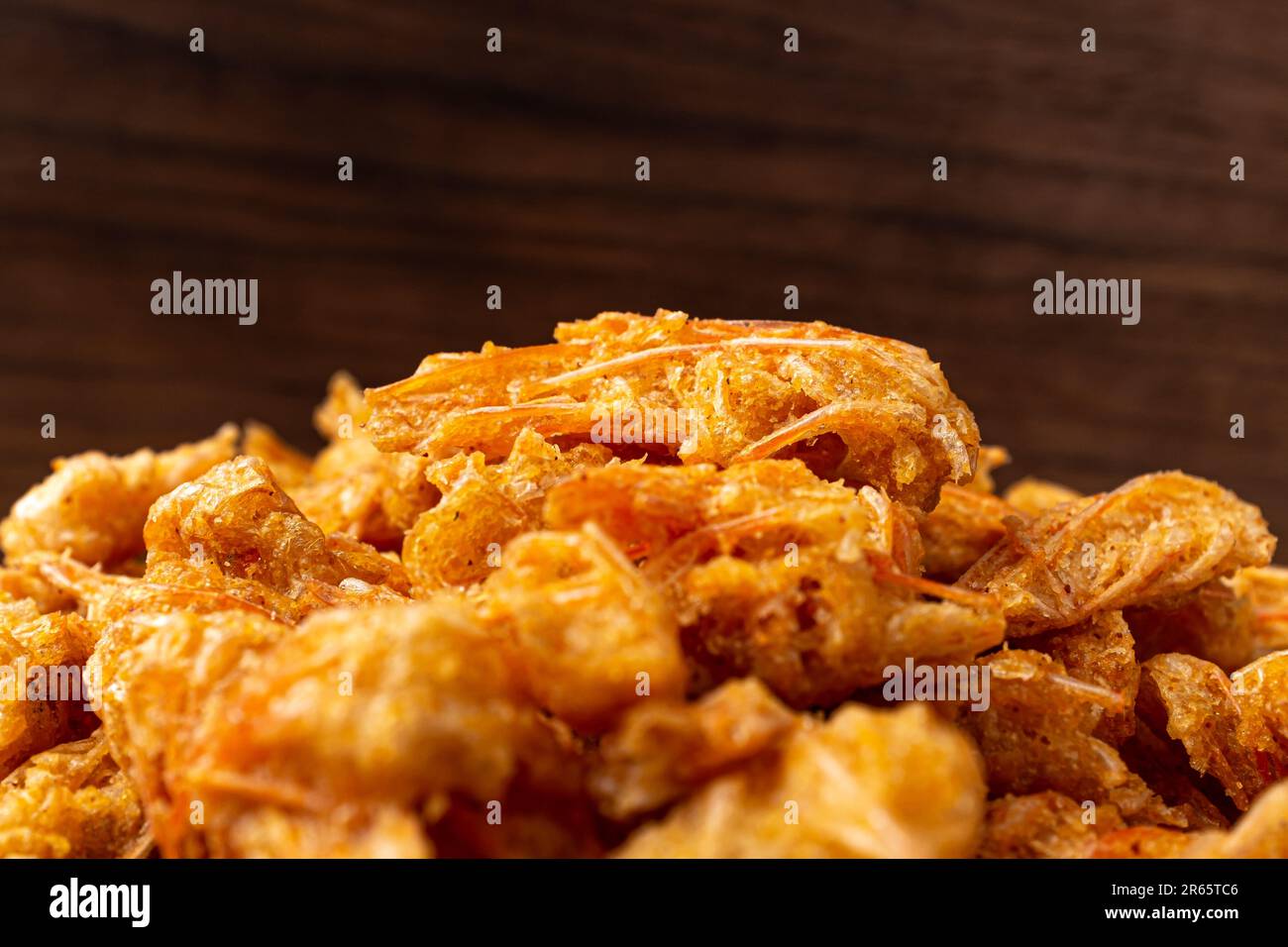 Crispy snack made from fried shrimp heads Stock Photo - Alamy