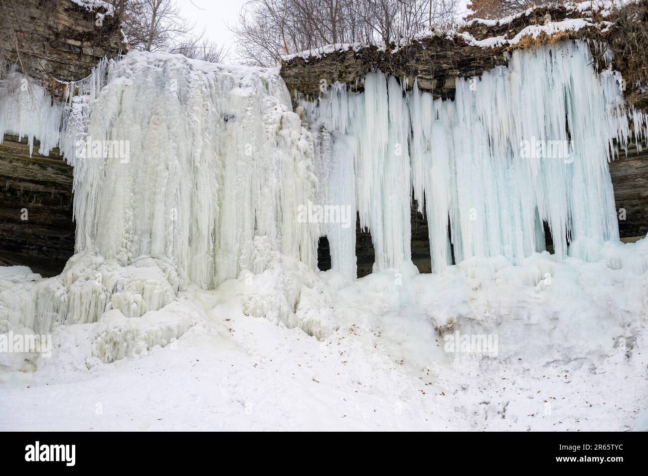 Scenic frozen waterfall hi-res stock photography and images - Alamy