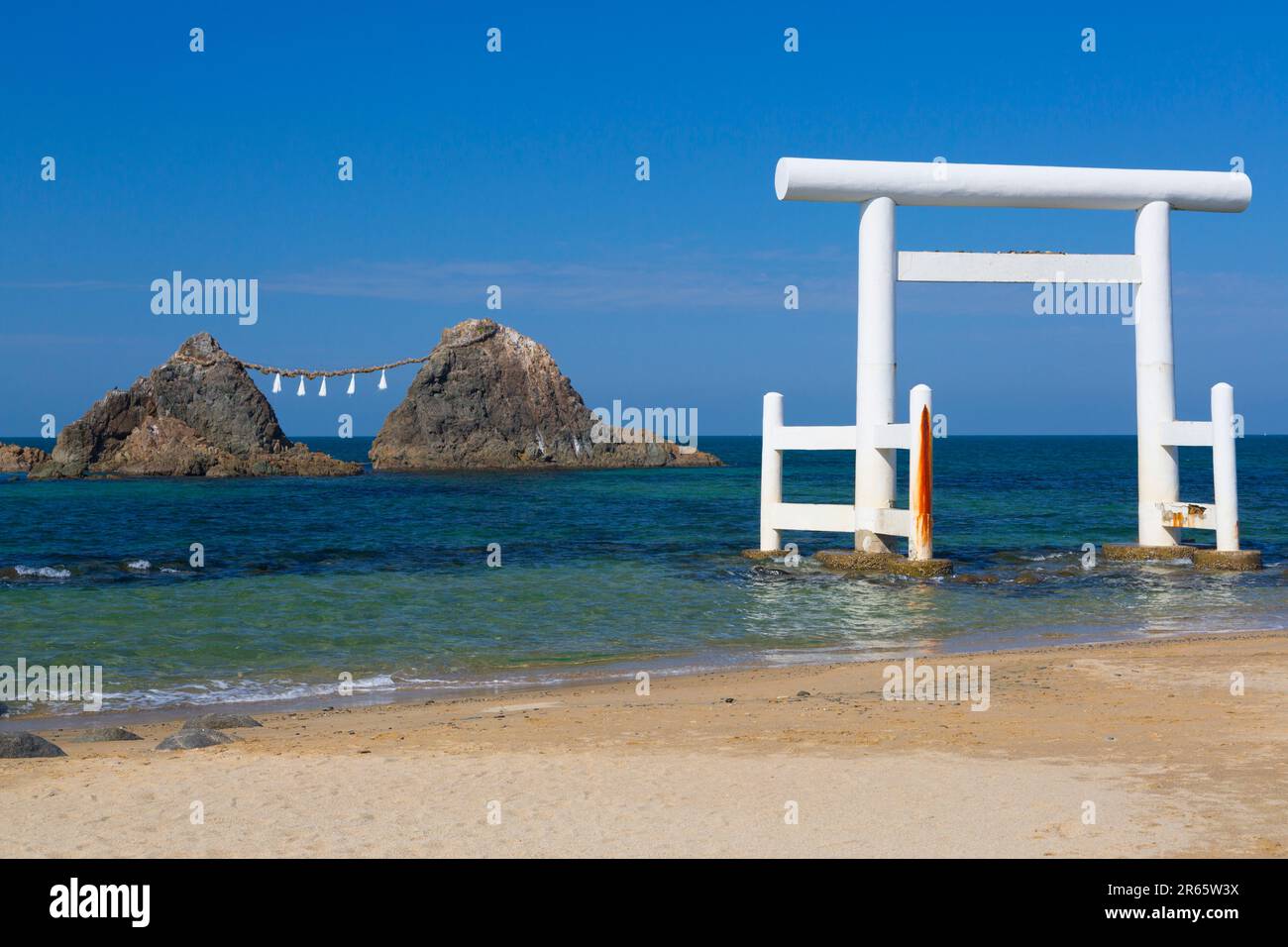 Torii gate and a couple of rocks in Sakurai Futamigaura Stock Photo - Alamy