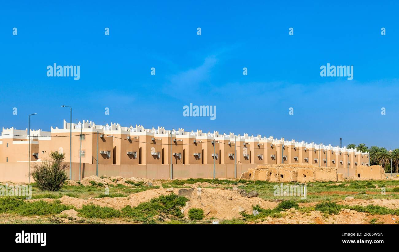 House blocks row hi-res stock photography and images - Alamy