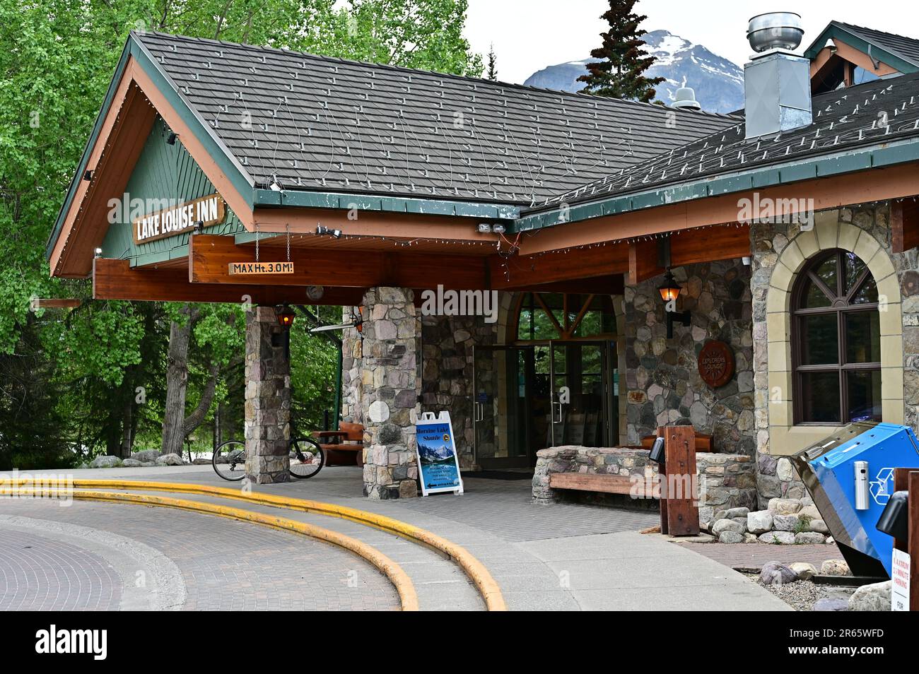 Main entrance to Lake Louise Inn Stock Photo - Alamy
