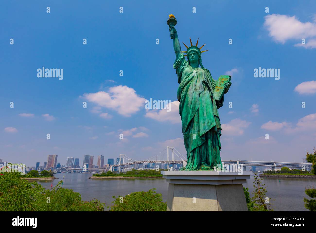 Statue of Liberty and Rainbow Bridge in Odaiba Stock Photo - Alamy
