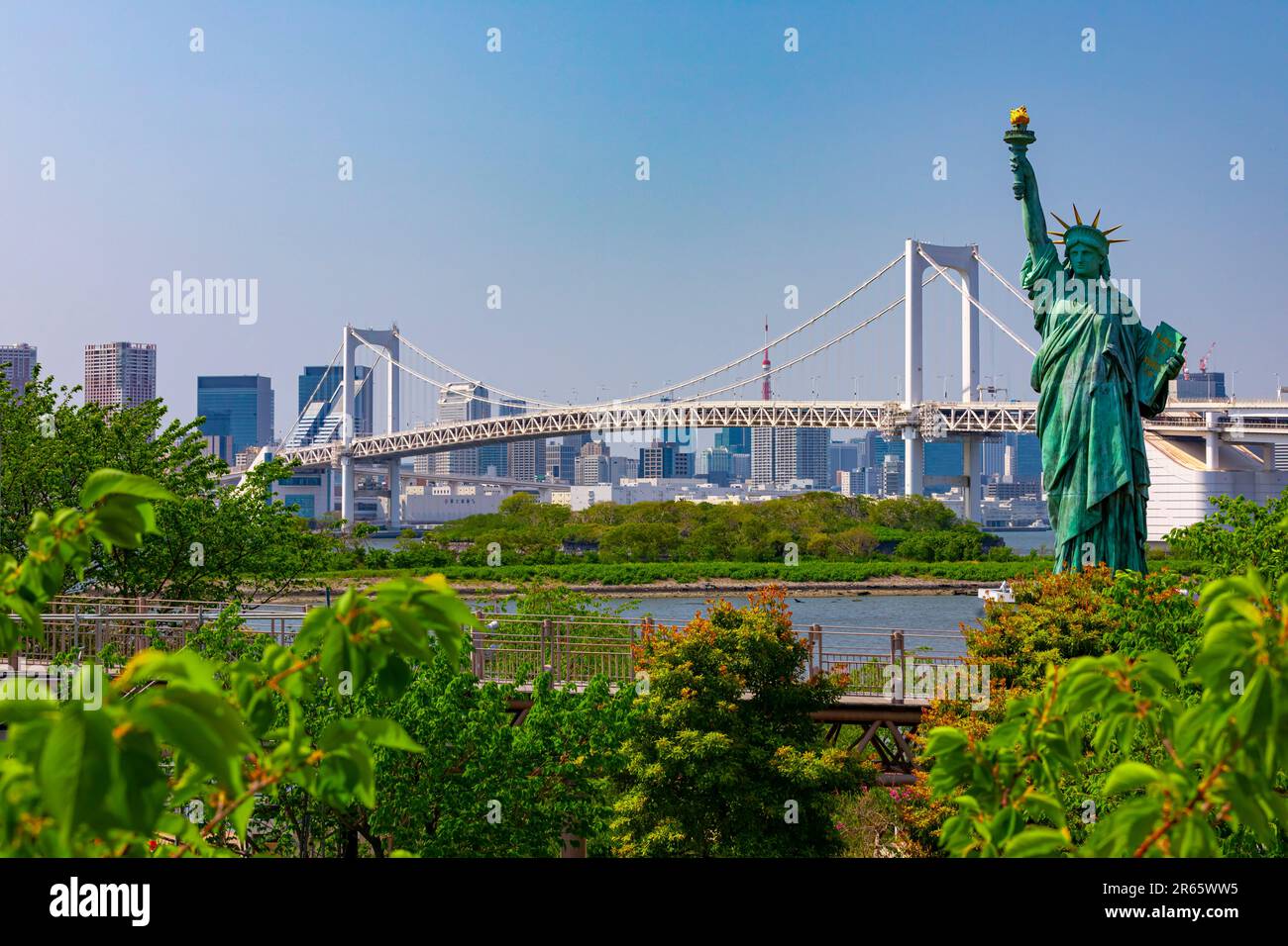 Statue of Liberty and Rainbow Bridge in Odaiba Stock Photo - Alamy