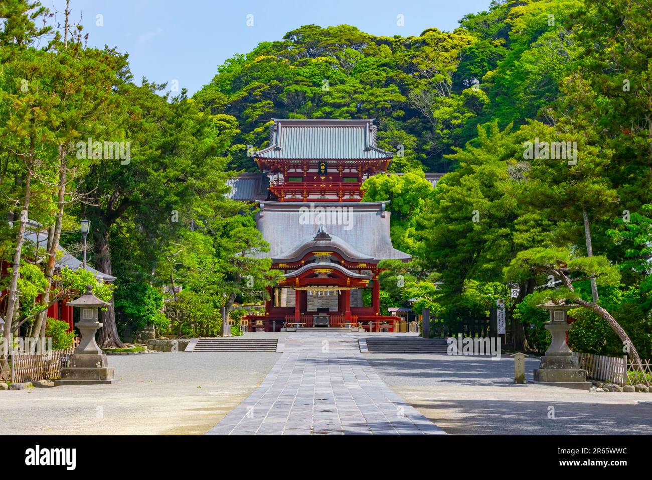 Building tsurugaoka hachiman shrine hi-res stock photography and images ...