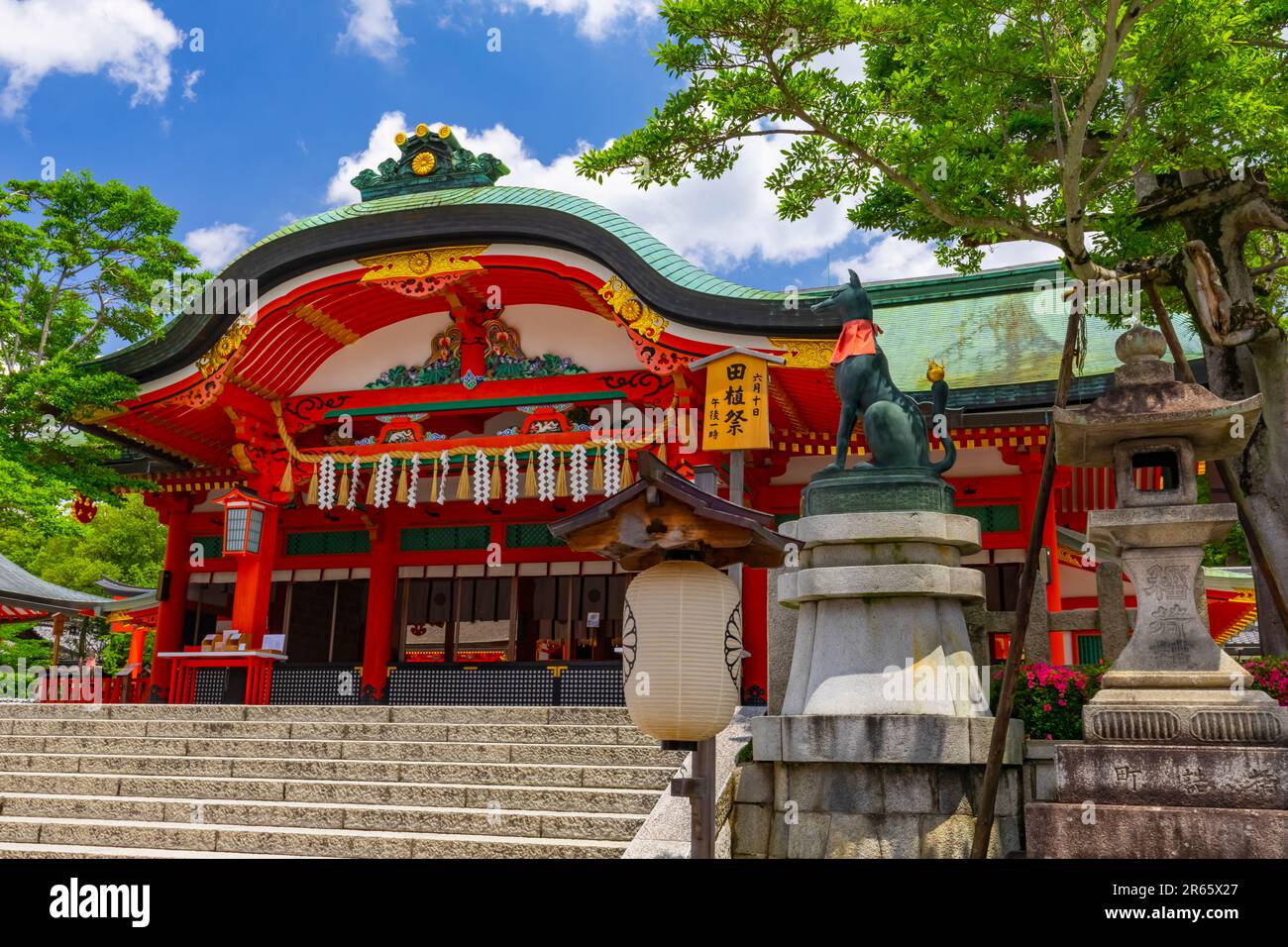 Main hall of Fushimi Inari-taisha Shrine Stock Photo - Alamy