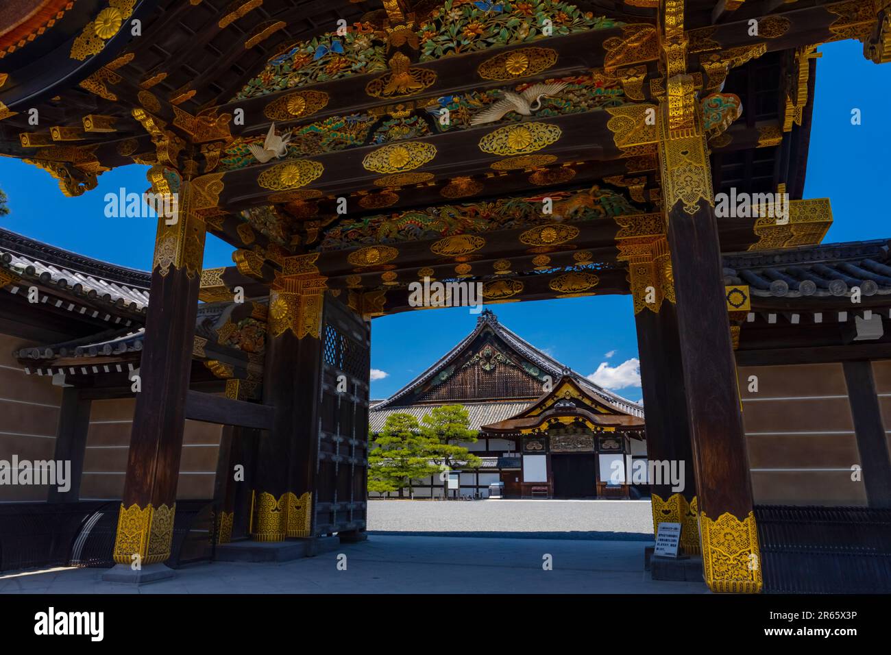 Nijo Castle Karamon gate and Ninomaru grand hall Stock Photo - Alamy