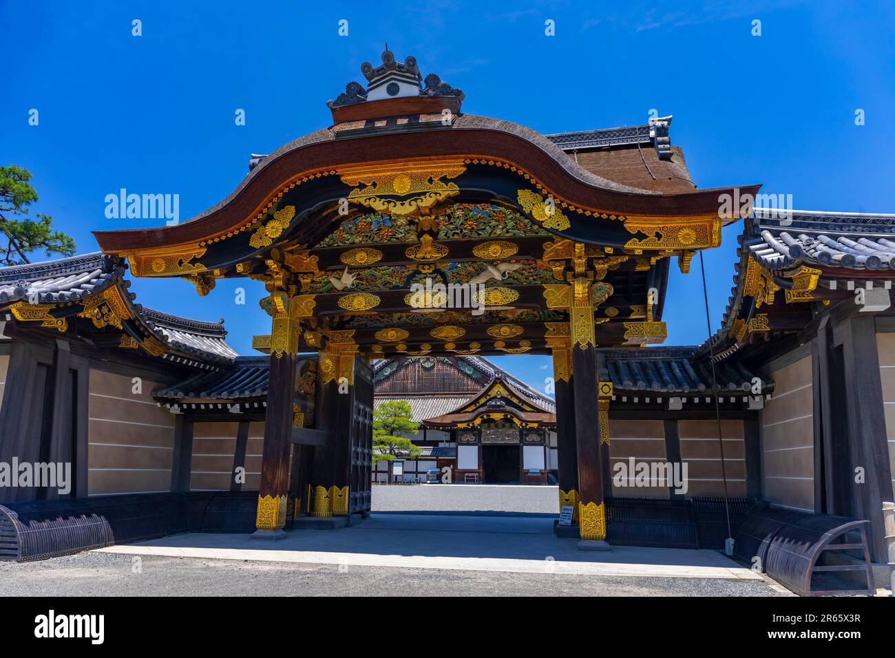 Nijo Castle Karamon gate and Ninomaru grand hall Stock Photo - Alamy