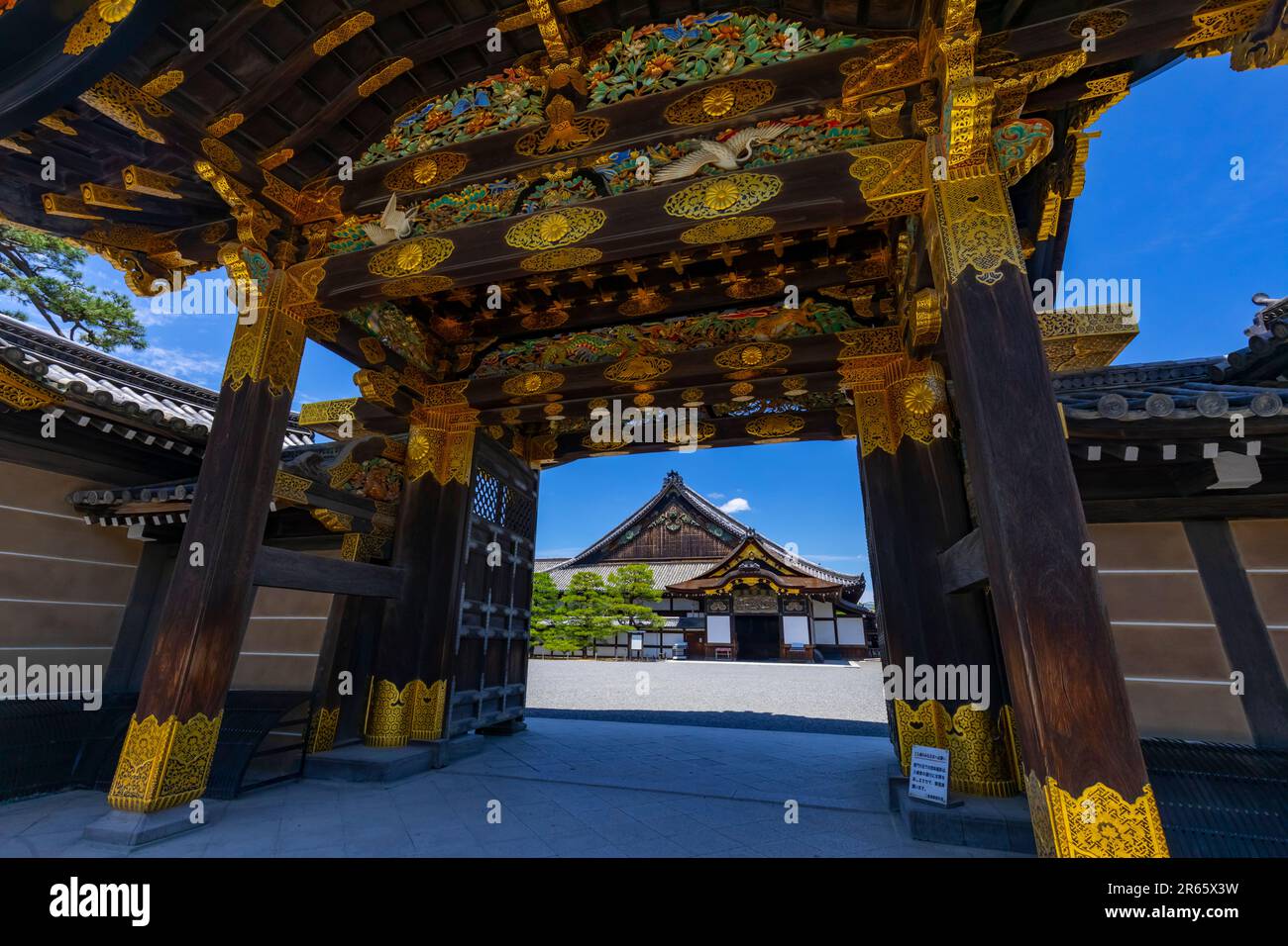 Nijo Castle Karamon gate and Ninomaru grand hall Stock Photo - Alamy