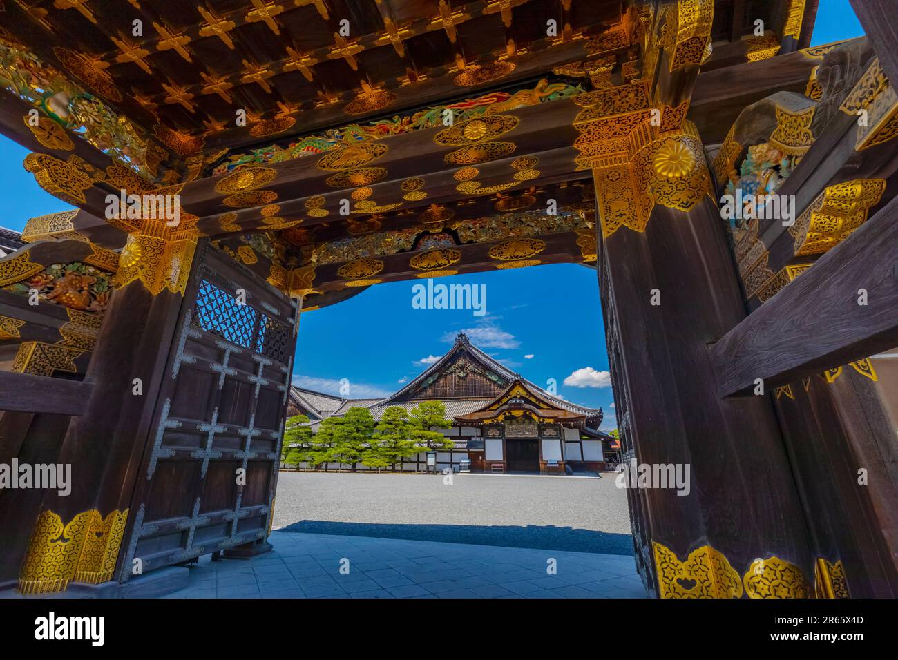 Nijo Castle Karamon gate and Ninomaru grand hall Stock Photo - Alamy