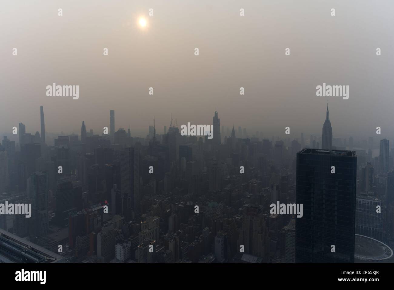 Nyc smoke pollution wildfires hi-res stock photography and images - Alamy