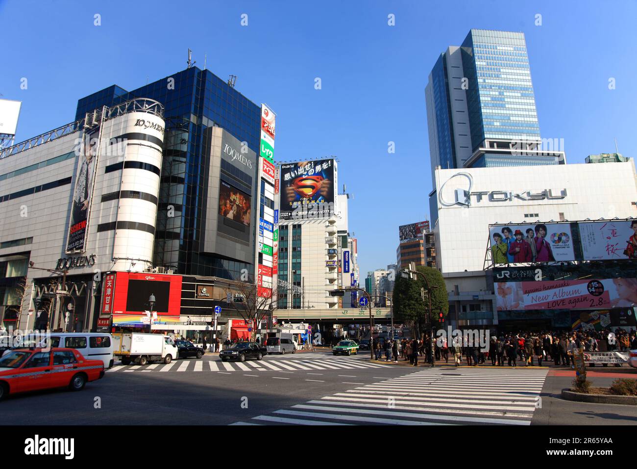Shibuya Station intersection Stock Photo - Alamy
