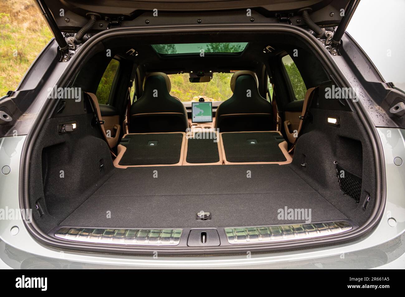 Rear seats down of a second generation Nio ES6 around Shuiguan Great ...