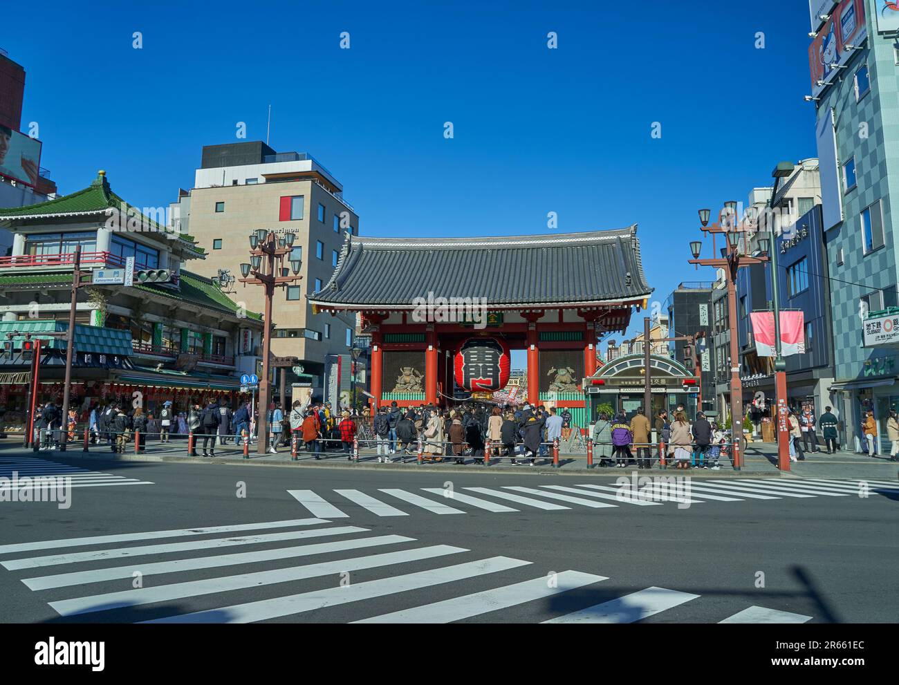 Kaminarimon (Thunder Gate) in Asakusa Stock Photo - Alamy