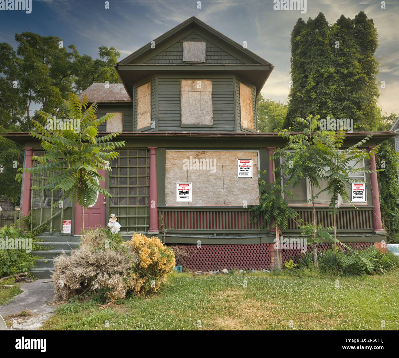 Abandoned house in slums Stock Photo - Alamy