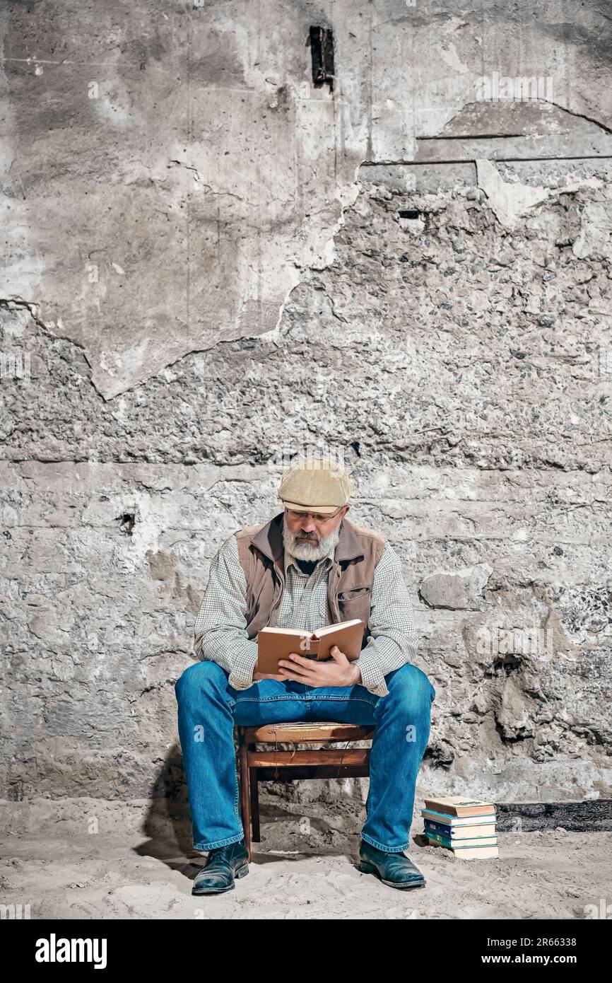 Grandson grandfather book chair hi-res stock photography and images - Alamy
