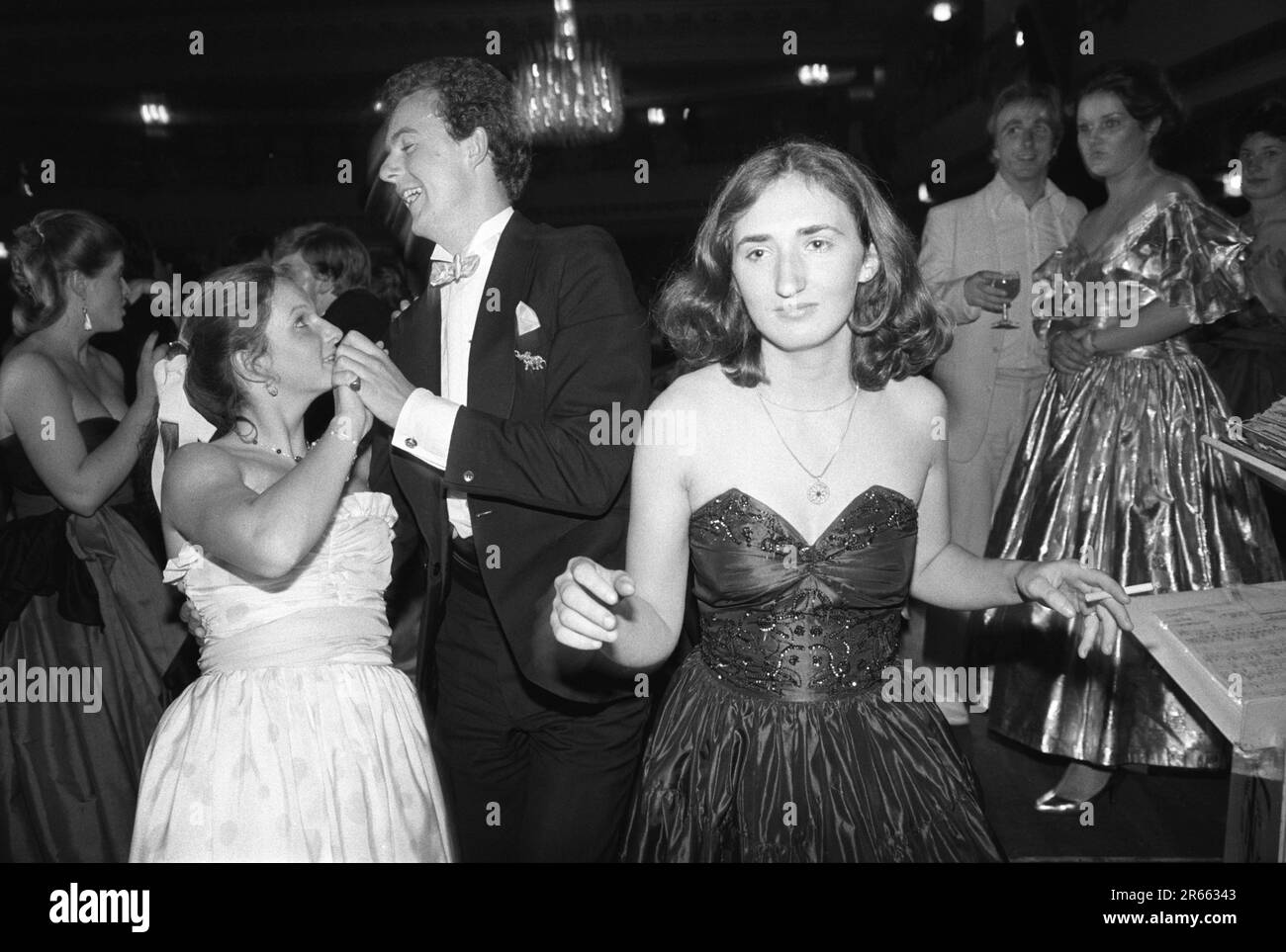 Posh girls smoking a cigarette hi-res stock photography and images - Alamy