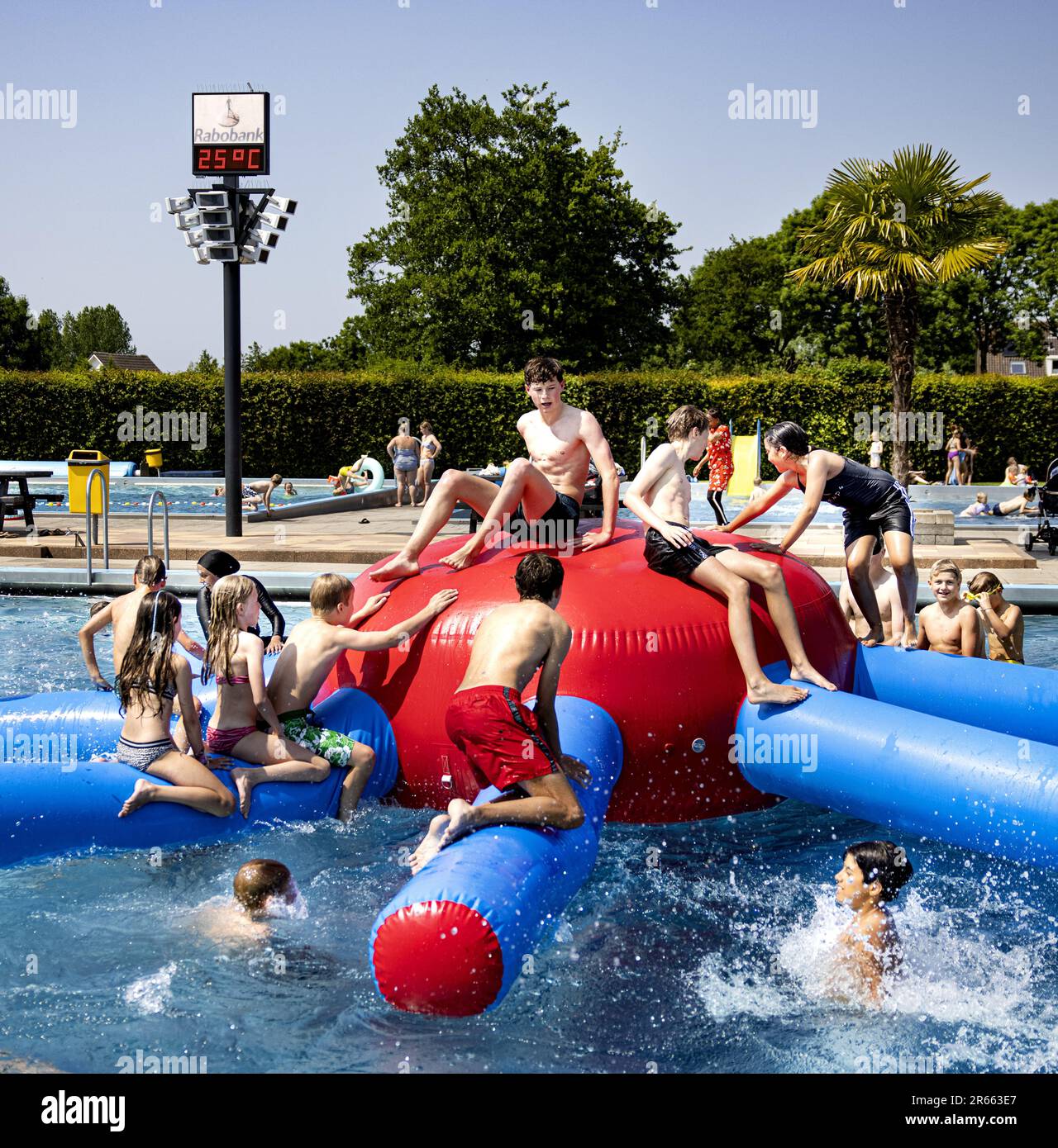 MONTFOORT - Swimmers are looking to cool off in the swimming pool Het ...