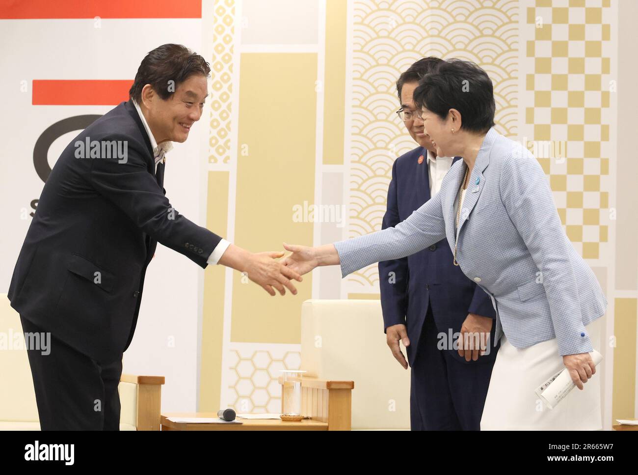 Tokyo, Japan. 7th June, 2023. Tokyo Governor Yuriko Koike (R) shakes ...