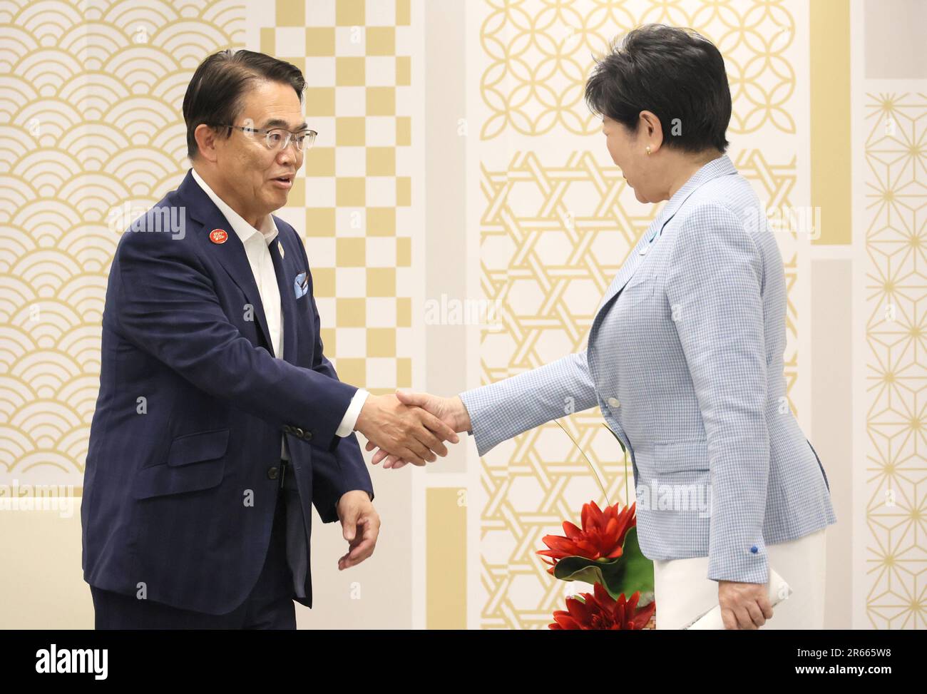 Tokyo, Japan. 7th June, 2023. Tokyo Governor Yuriko Koike (R) shakes ...