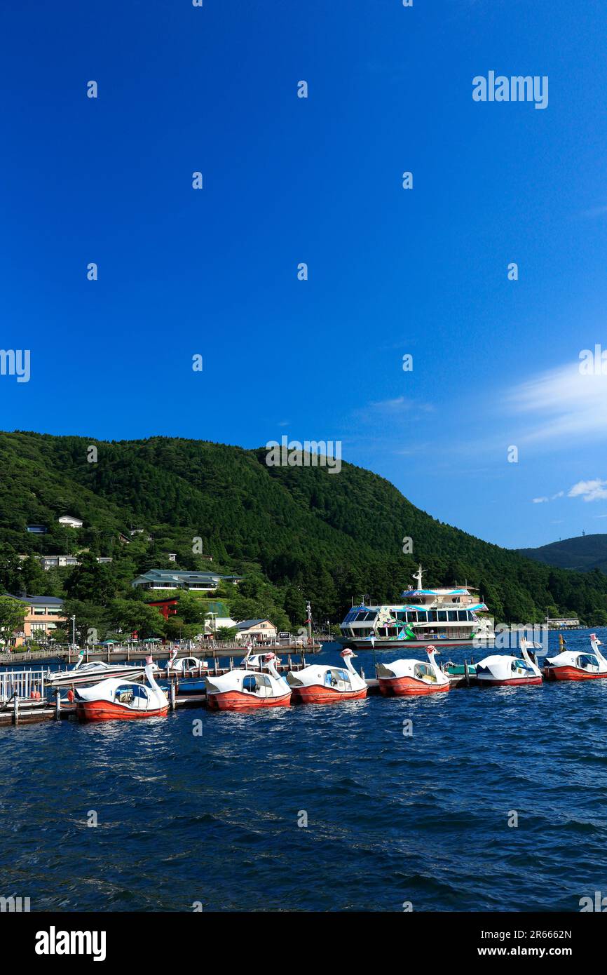Lake Ashinoko and sightseeing boat in summer Stock Photo - Alamy