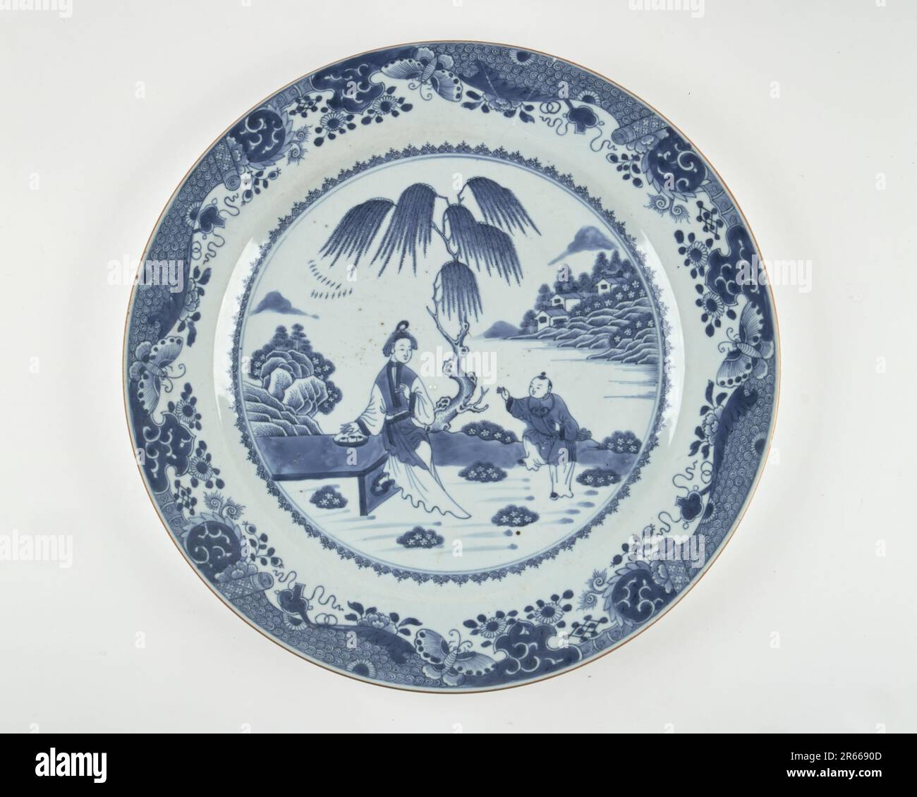 Chinese porcelain charger hi-res stock photography and images - Alamy