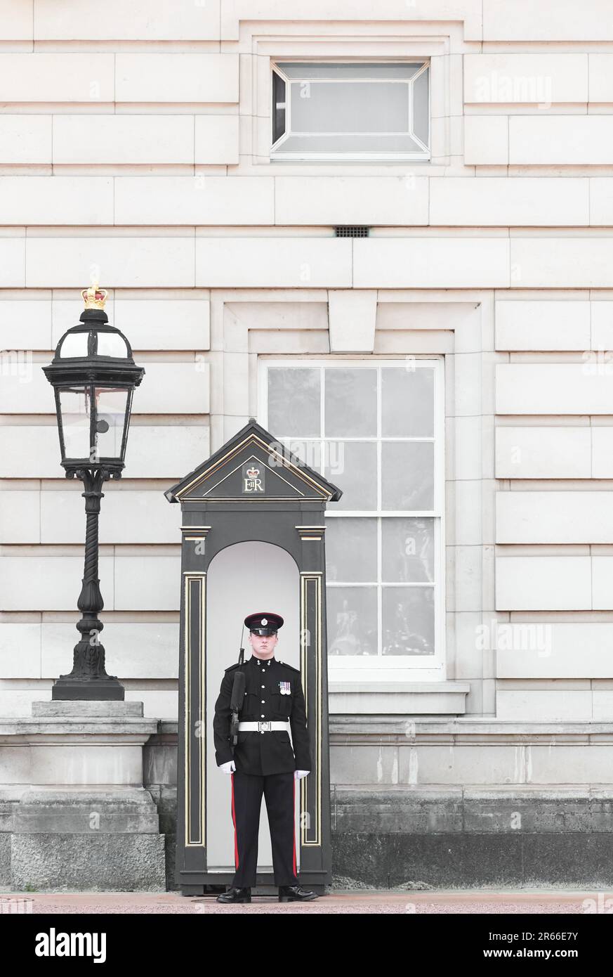 Soldier on guard outside Buckingham Palace, London, England Stock Photo ...