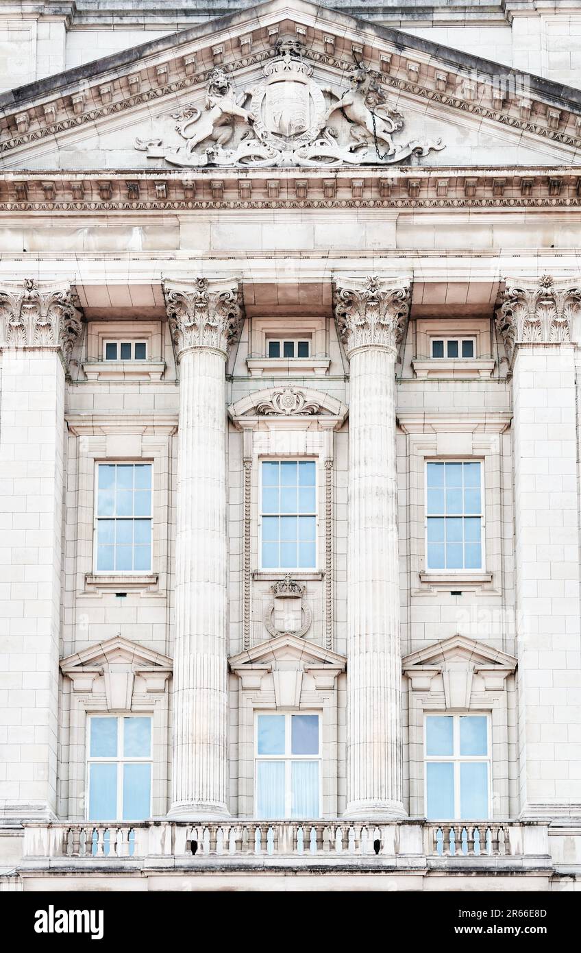 Windows and balcony at Buckingham Palace, London, England Stock Photo ...