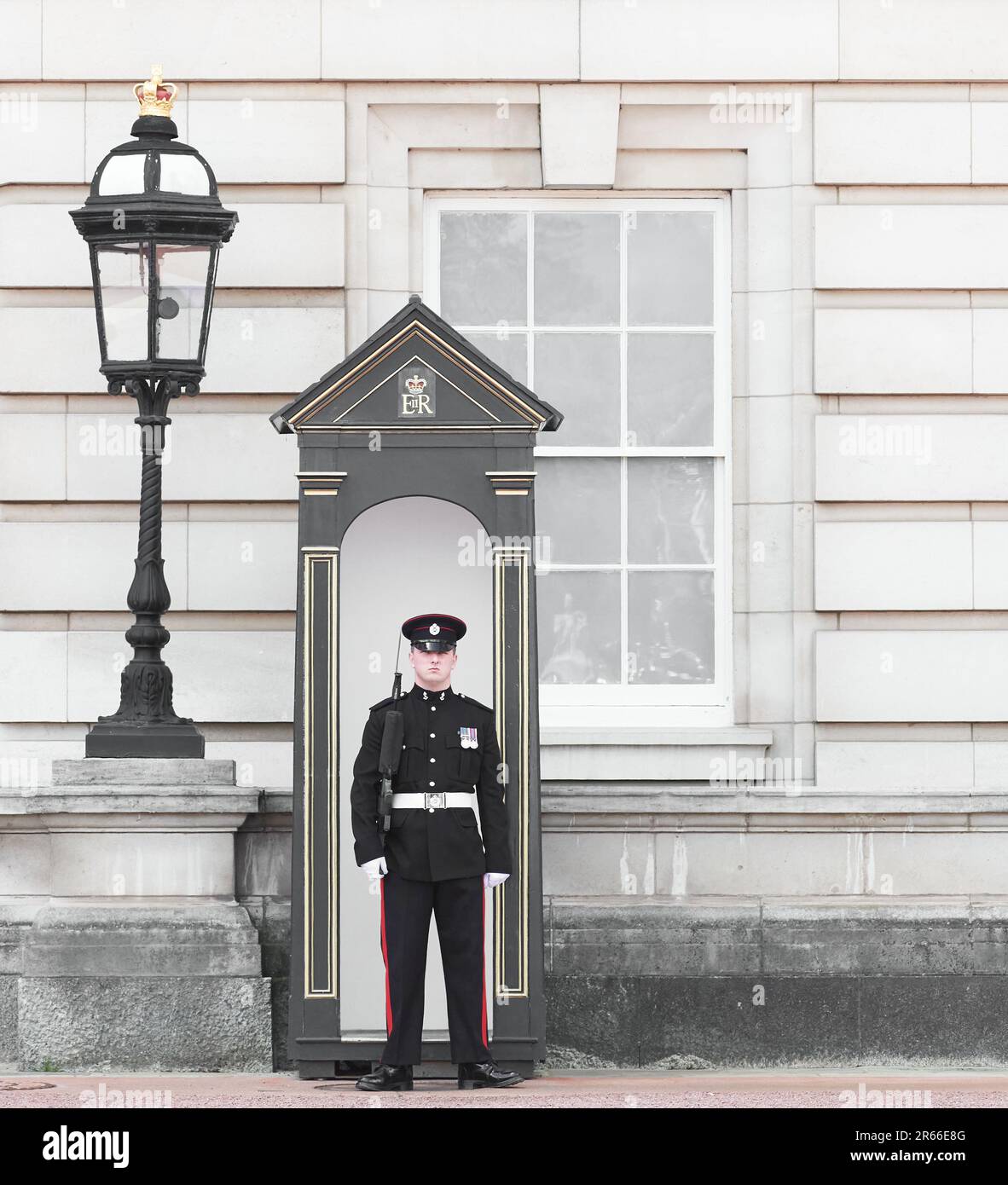Guard outside buckingham palace hi-res stock photography and images - Alamy