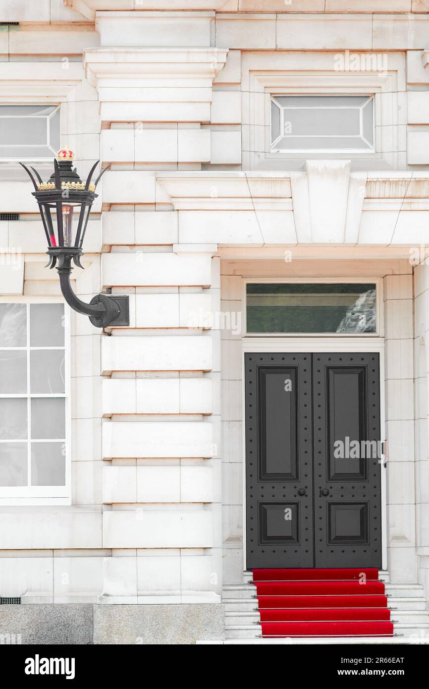 Red carpet to door at Buckingham Palace, London, England Stock Photo ...