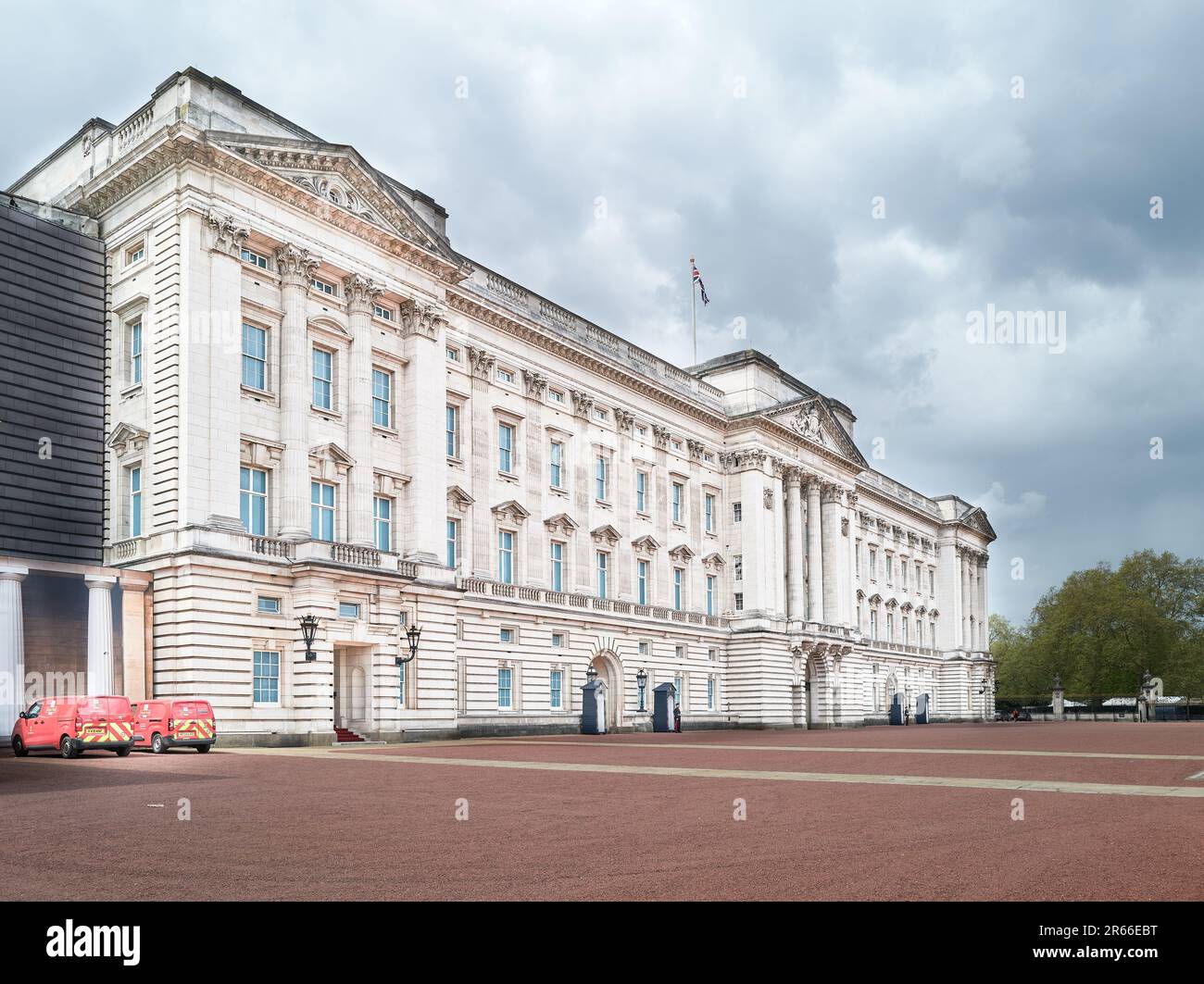Buckingham palace post office hi-res stock photography and images - Alamy