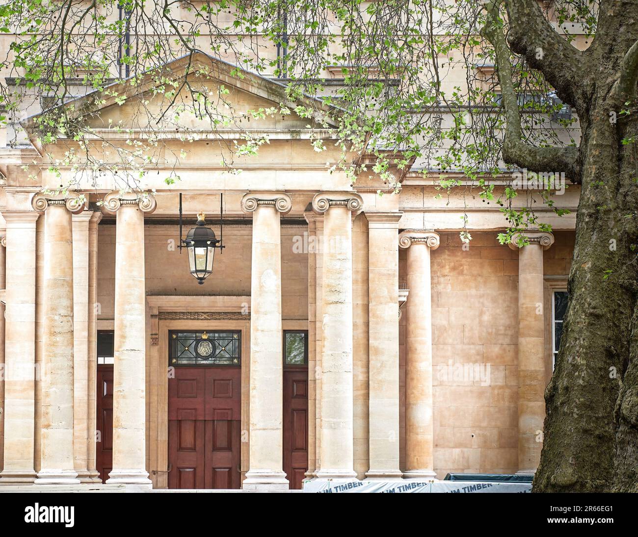 Back of buckingham palace hi-res stock photography and images - Alamy