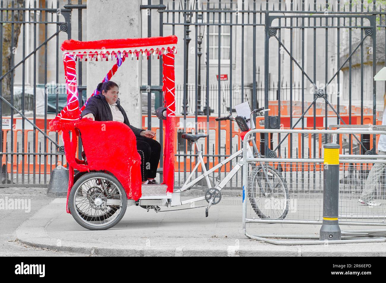 A cycle cab parked outside Buckingham Palace, London, England Stock ...
