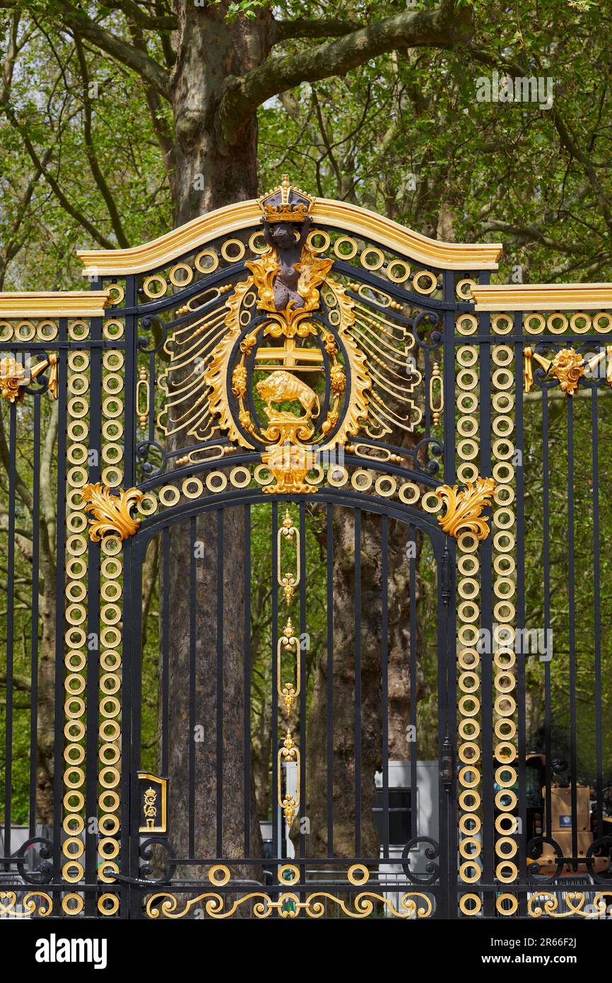 Gilded gates to Green park opposite Buckingham Palace, London, England ...