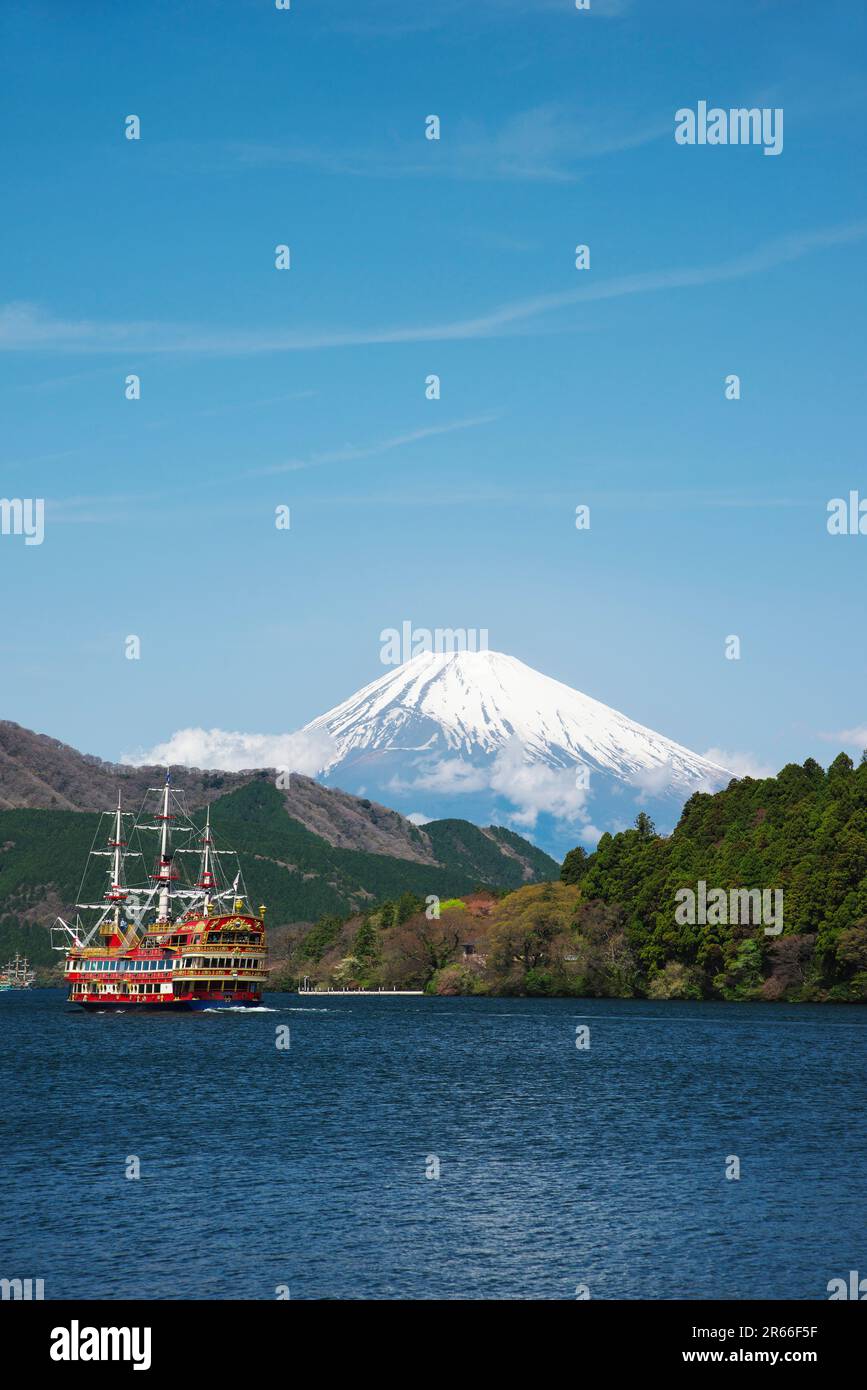 Hakone pirate ship mt fuji hi-res stock photography and images - Alamy